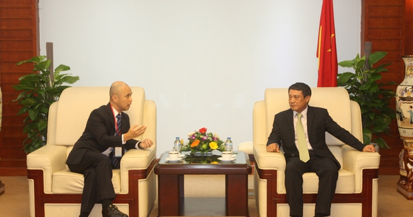 Deputy Minister Pham Hong Hai receives Singtel Vice President